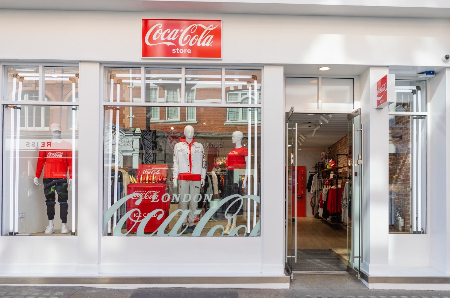 En images : Coca-Cola ouvre une boutique de mode à Londres ...