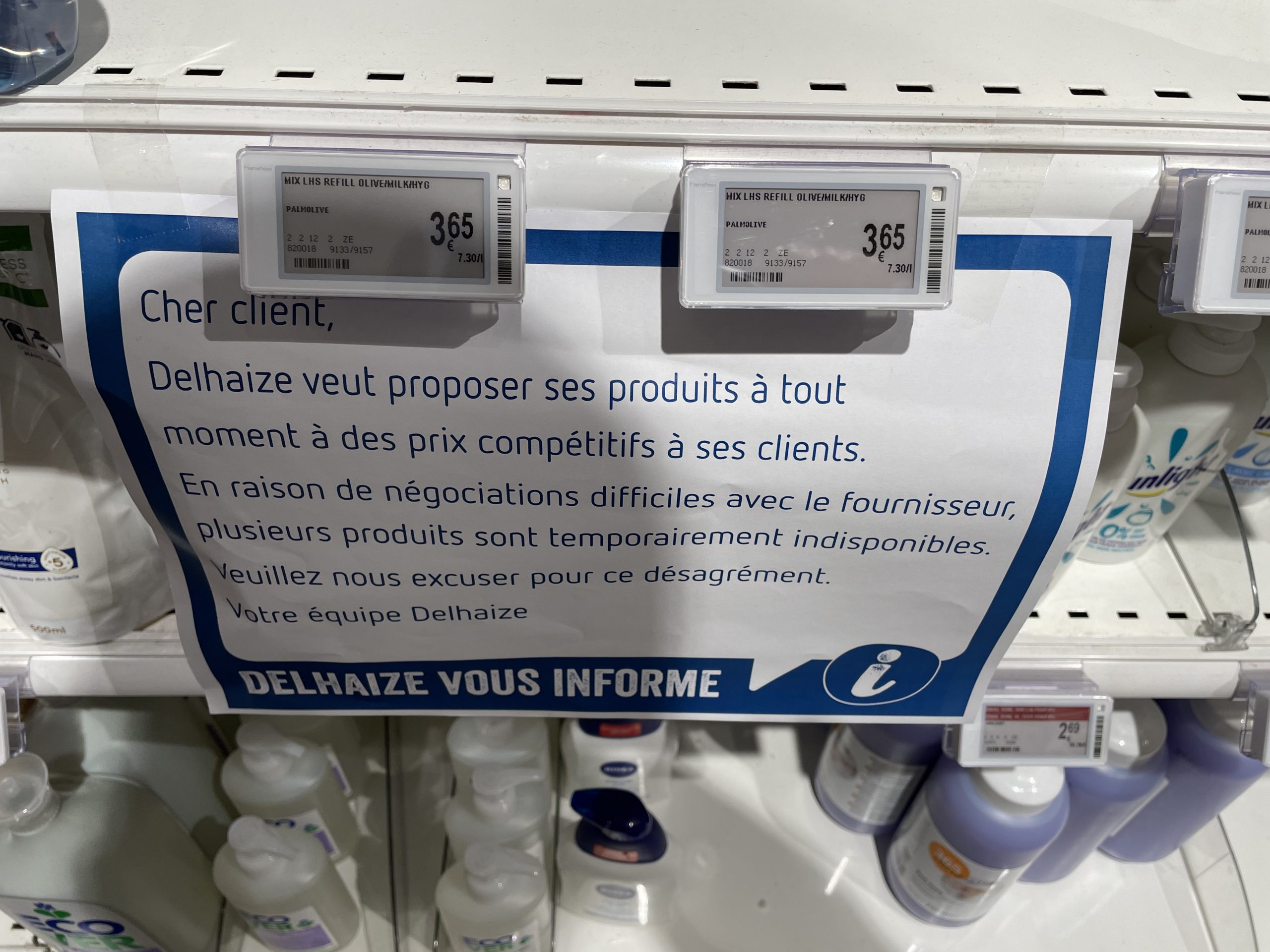 Beaucoup de rayons vides chez Delhaize : Colgate-Palmolive et Nivea ...