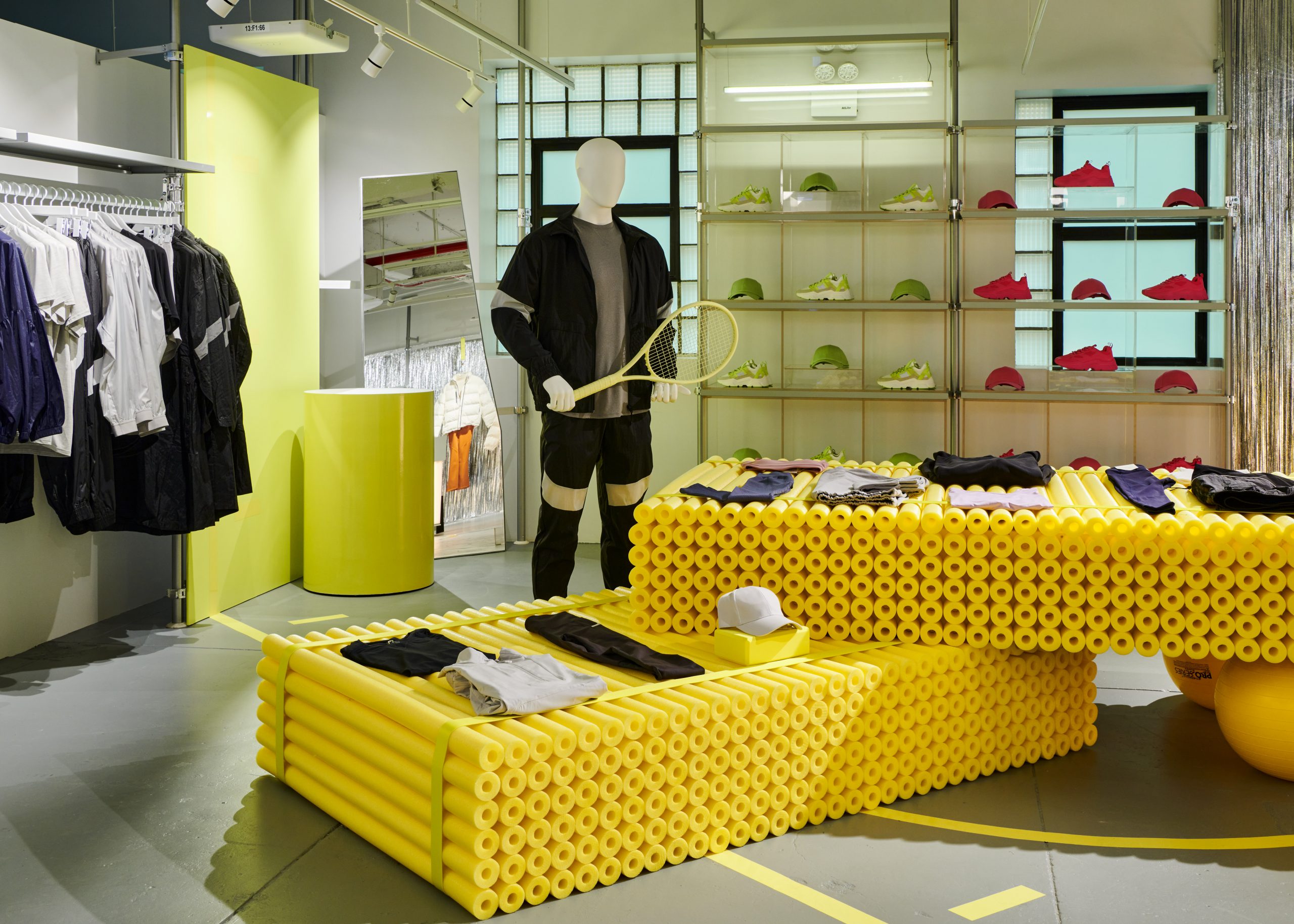 [En images] H&M ouvre un studio de gym dans un quartier branché de New ...