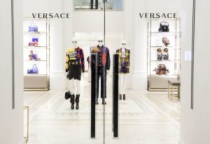 Prada koopt Versace voor 1,25 miljard euro - RetailDetail BE