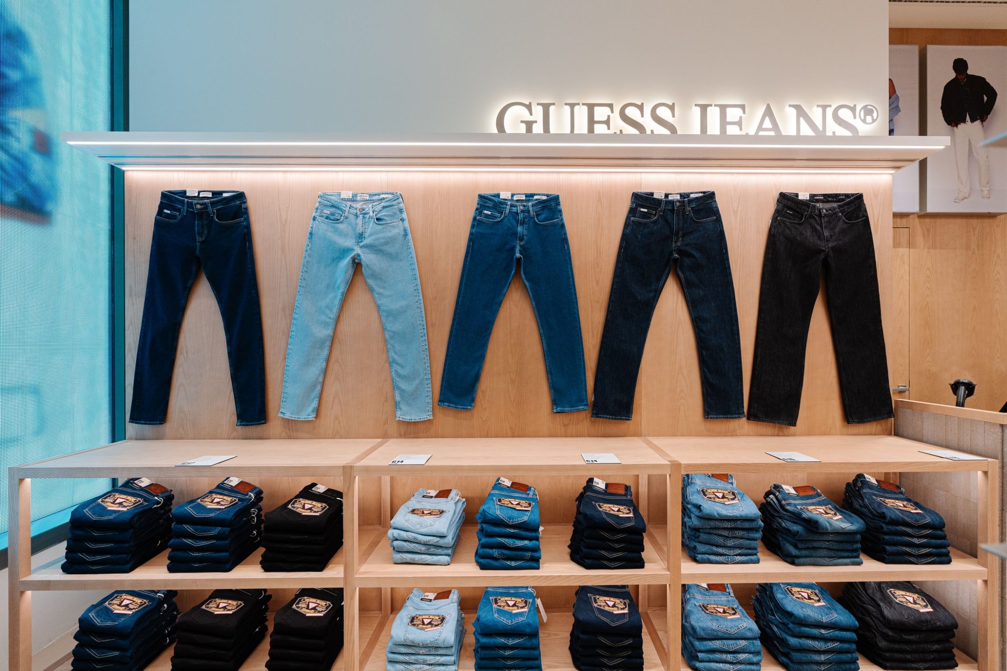 Guess komt in handen van Reebok-eigenaar Authentic Brands Group ...