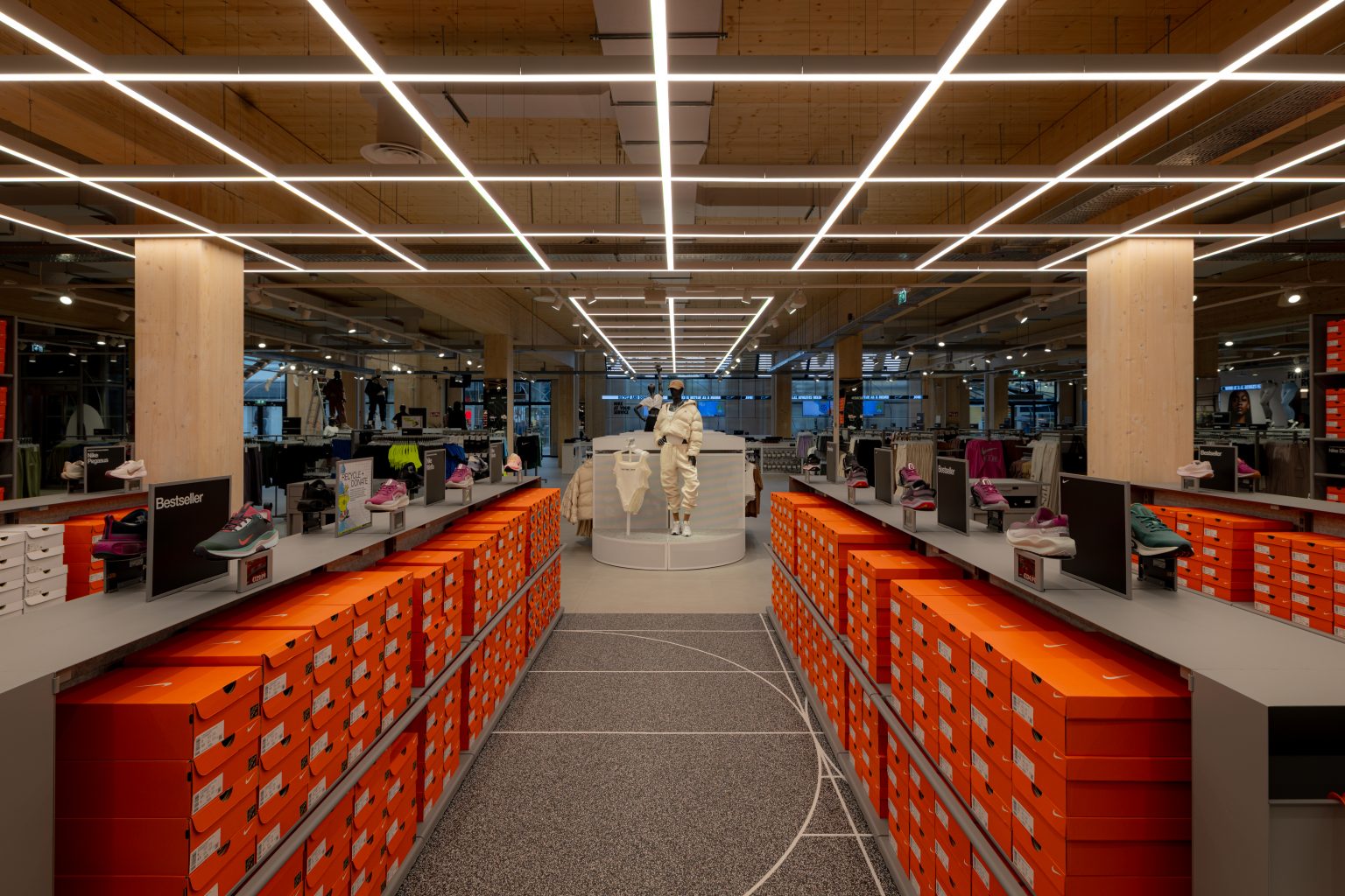 [En images] Voici à quoi ressemble le plus grand magasin outlet Nike d ...
