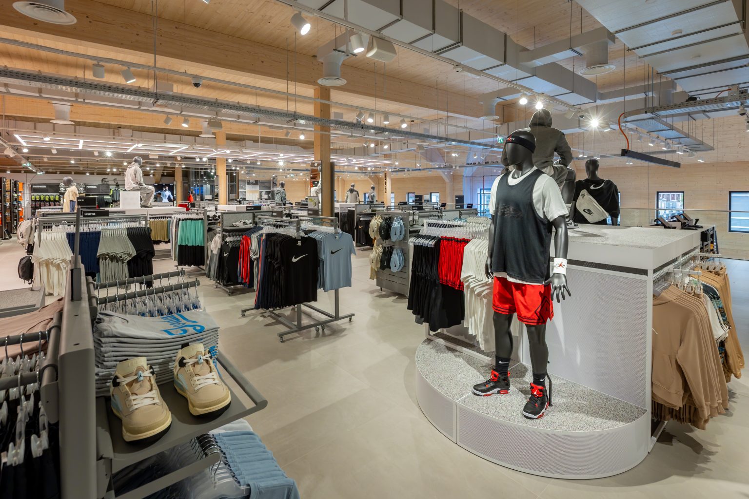 [En images] Voici à quoi ressemble le plus grand magasin outlet Nike d ...