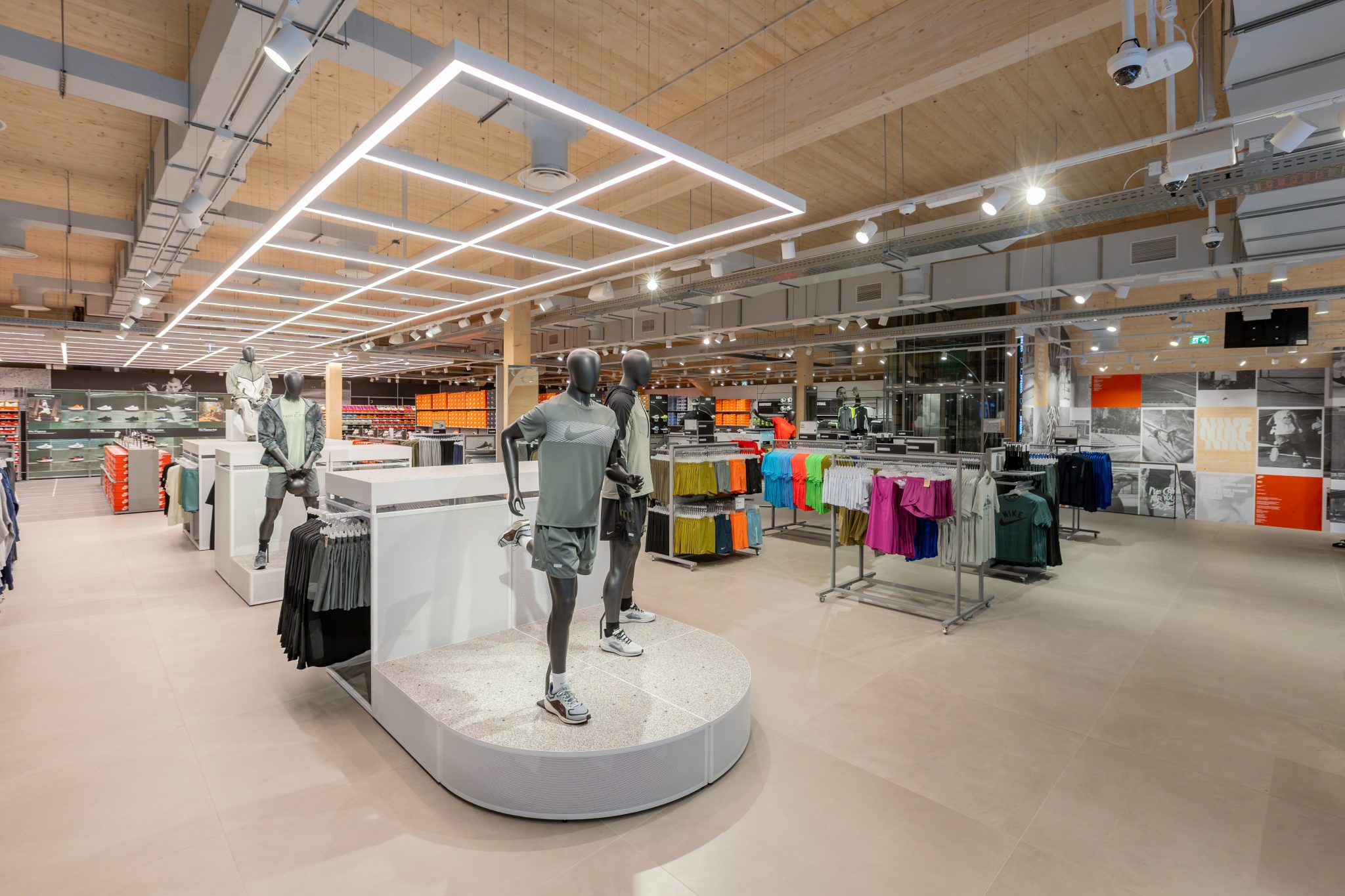 [En images] Voici à quoi ressemble le plus grand magasin outlet Nike d ...