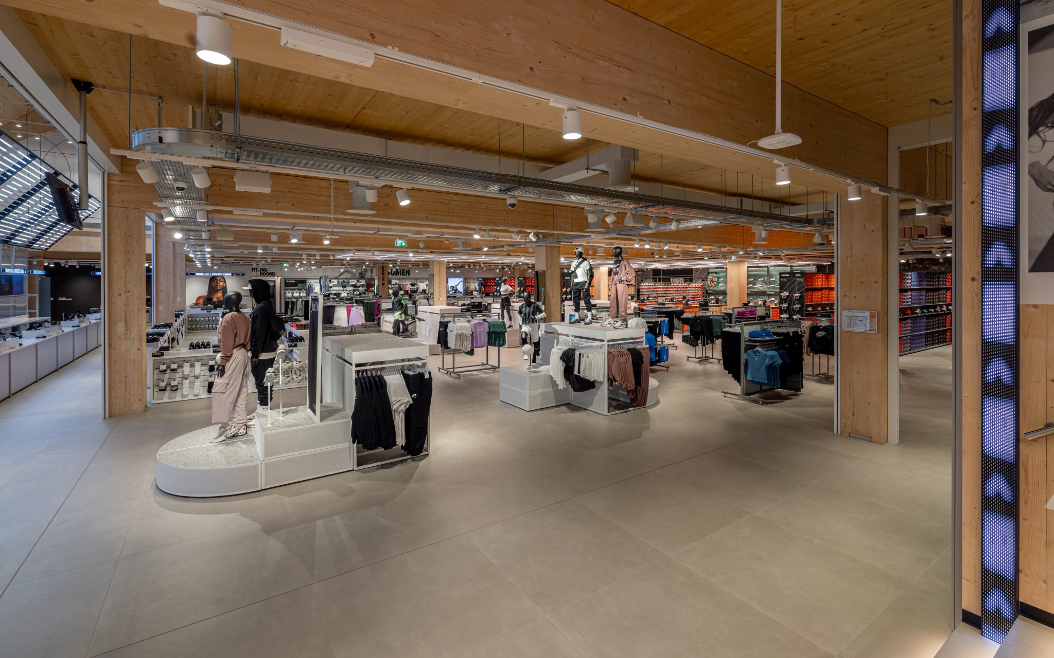 [En images] Voici à quoi ressemble le plus grand magasin outlet Nike d ...