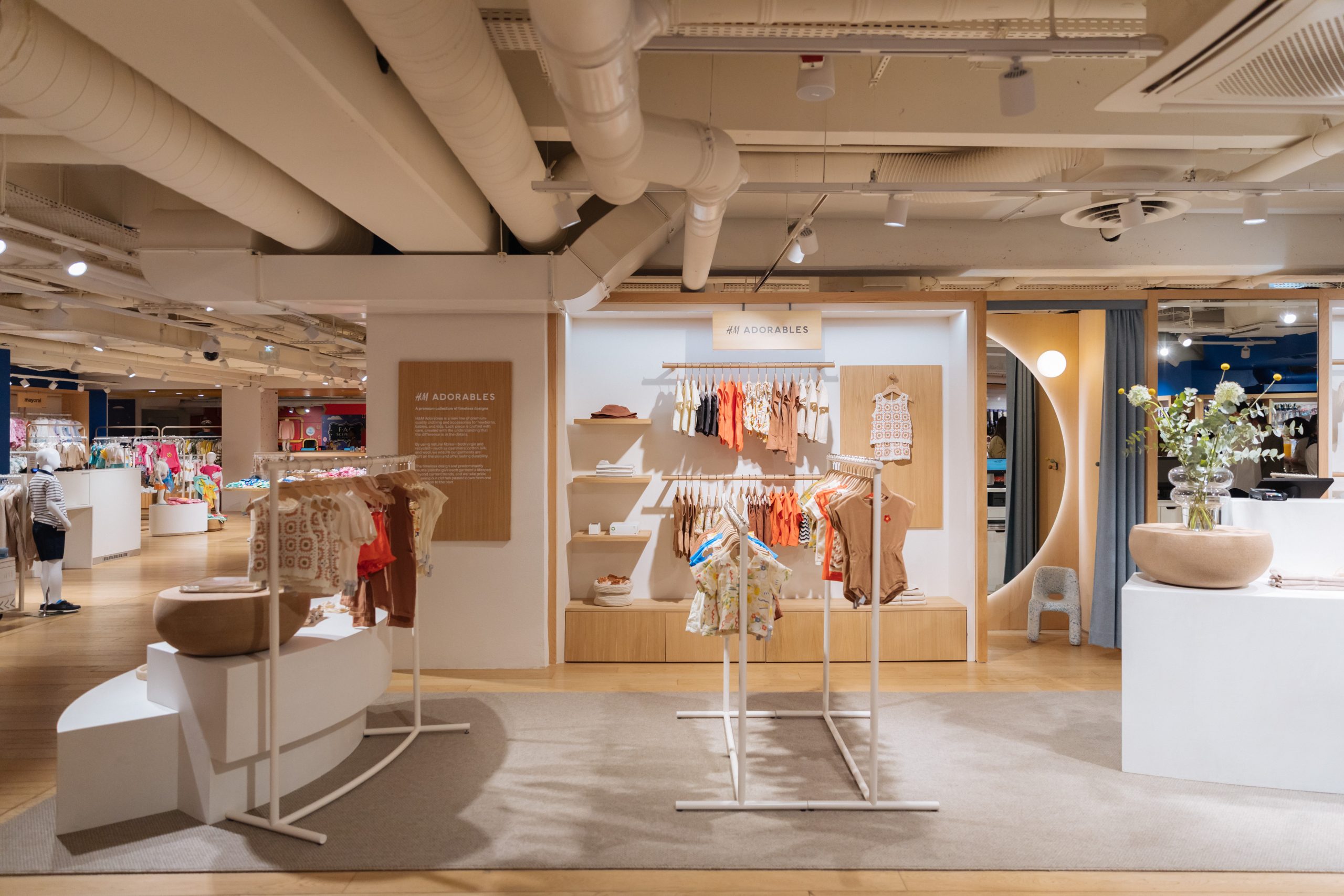 [En images] H&M teste la mode enfantine haut de gamme aux Galeries ...