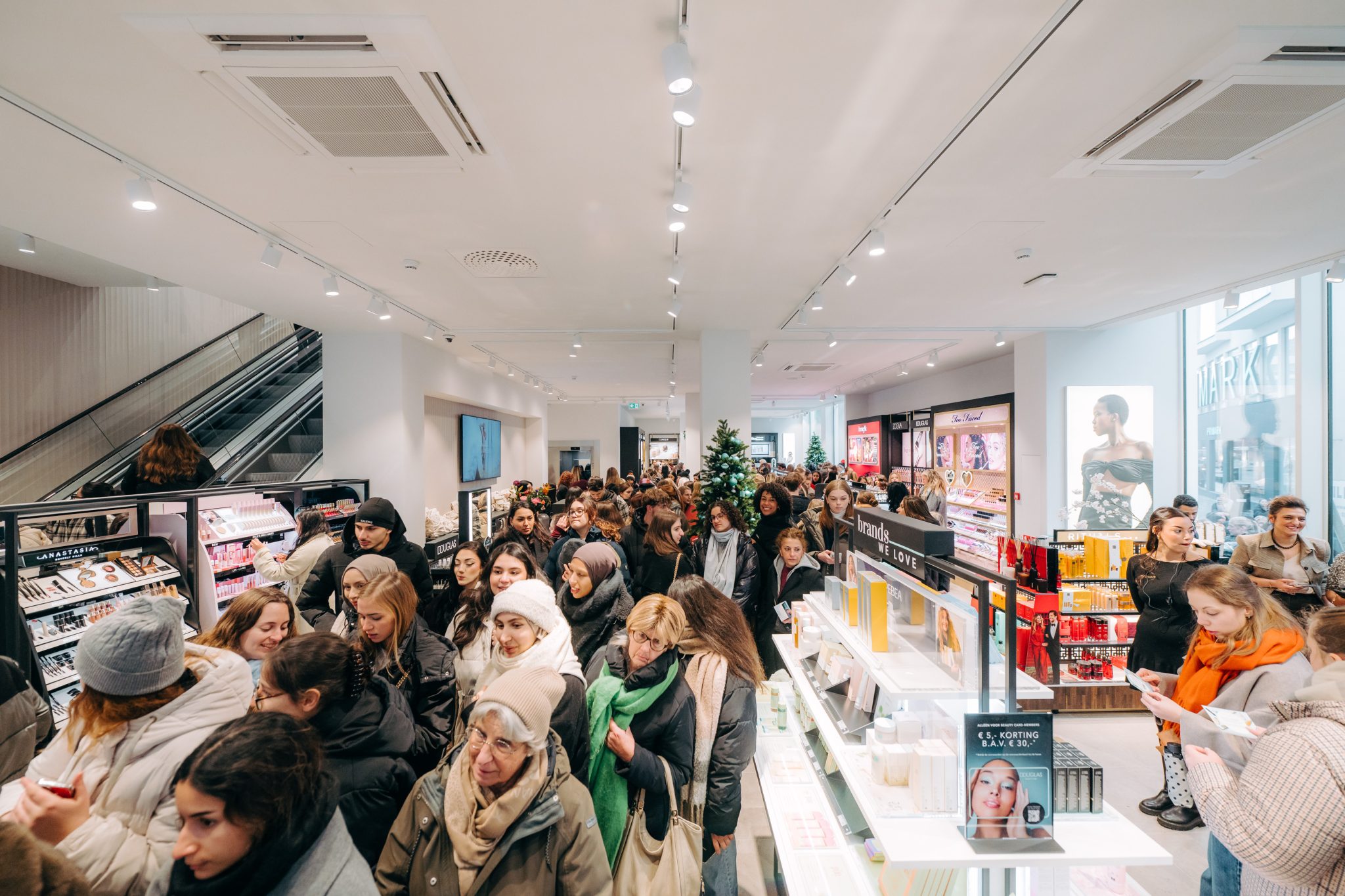 [In Beeld] 450 bezoekers voor opening grootste Douglas-winkel van ...