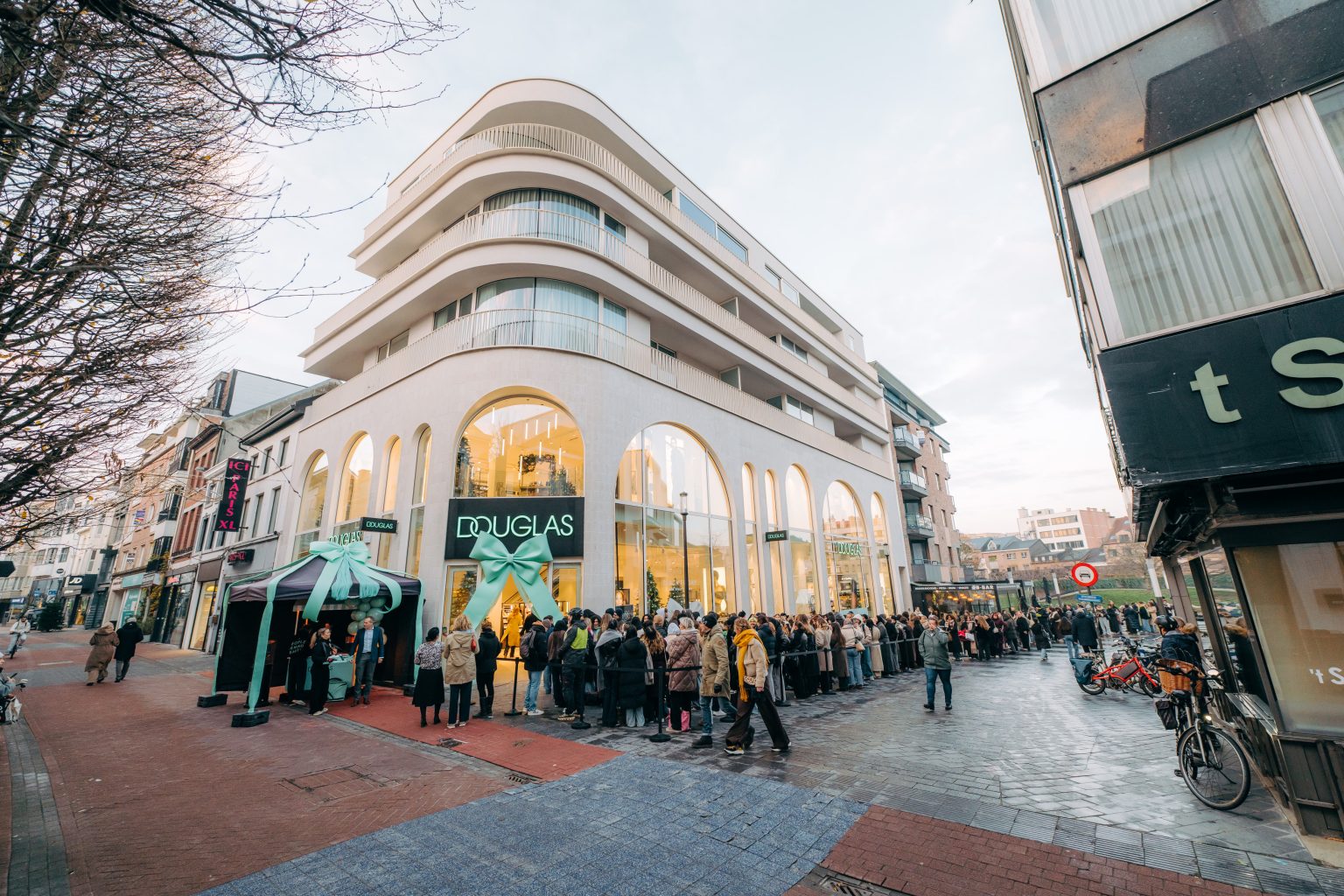 [In Beeld] 450 bezoekers voor opening grootste Douglas-winkel van ...