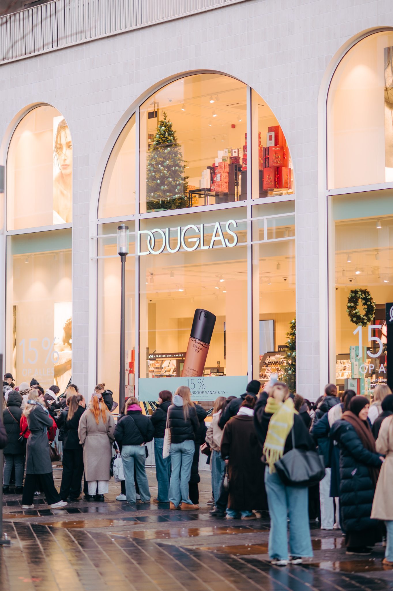 [In Beeld] 450 bezoekers voor opening grootste Douglas-winkel van ...