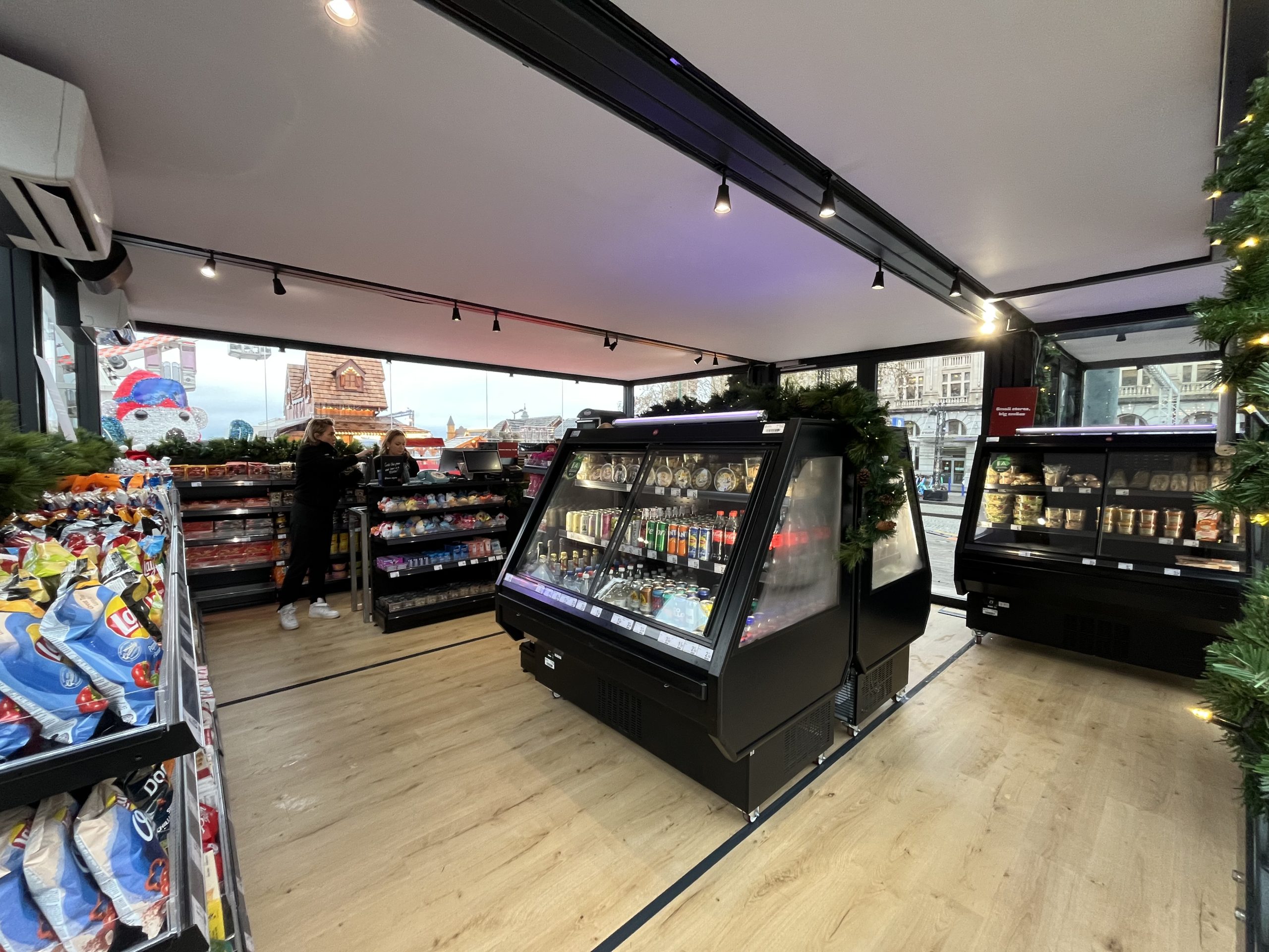 [In Beeld] Carrefour test mobiele winkel ‘The Box’ tijdens Winterpret ...