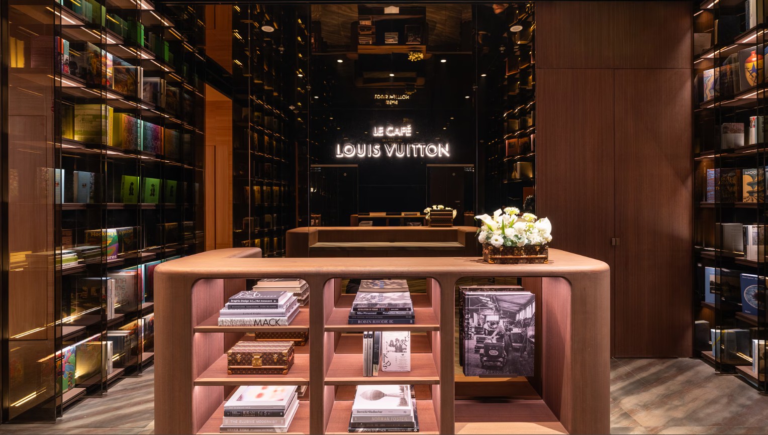 Louis Vuitton krijgt boete van half miljoen in Nederlandse witwaszaak ...